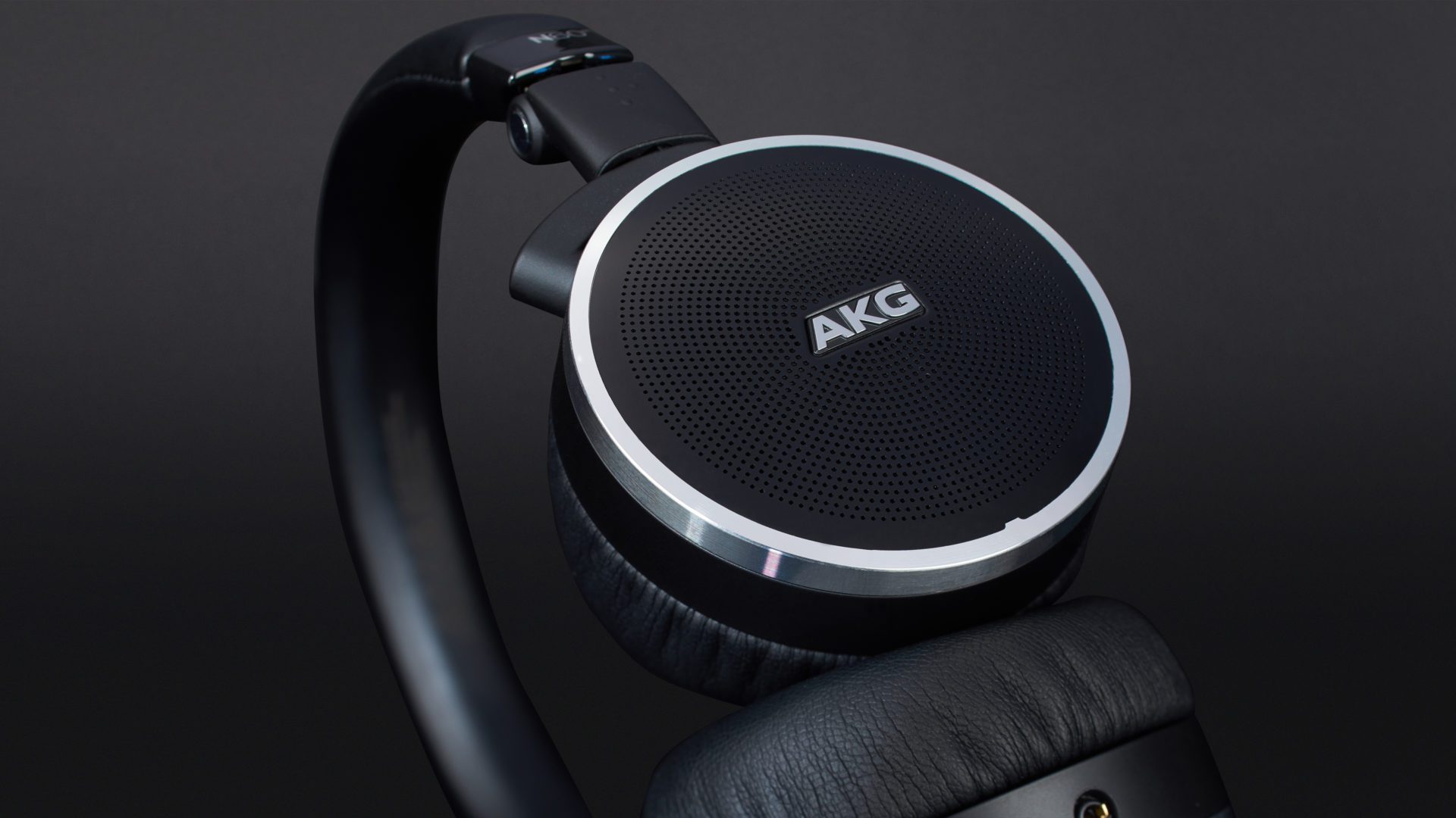 AKG N60 NC Review | headphonecheck.com