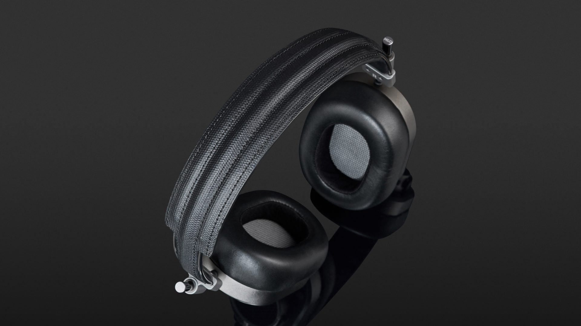 Master & Dynamic MH40 Wireless Review | headphonecheck.com