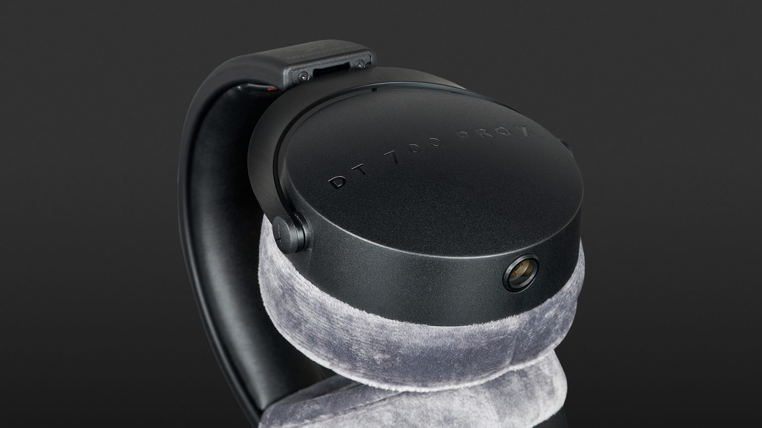 Beyerdynamic DT 700 Pro X Review | headphonecheck.com